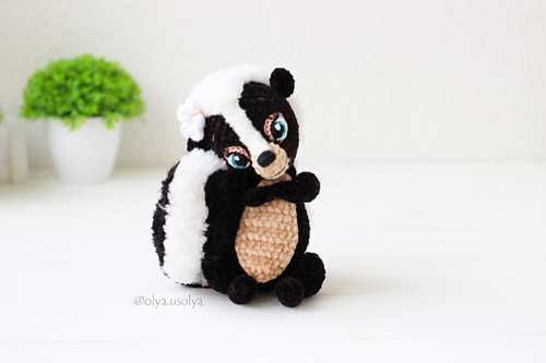 Ravelry: Skunk Flo pattern by Olya Usoltseva