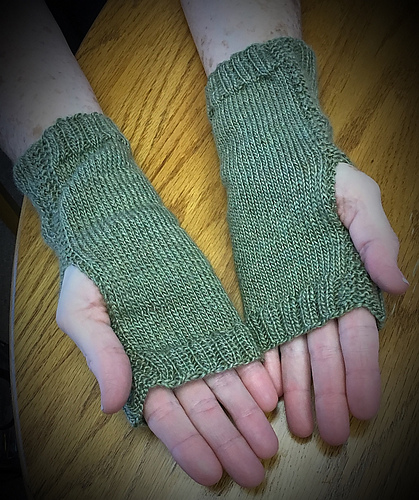 Ravelry: Hourglass Fall Mitts pattern by Susan Gressman
