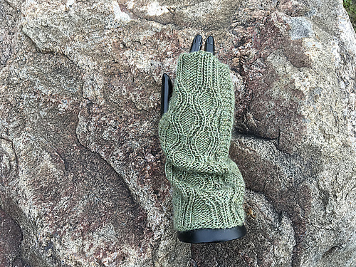 Ravelry: Hourglass Fall Mitts pattern by Susan Gressman