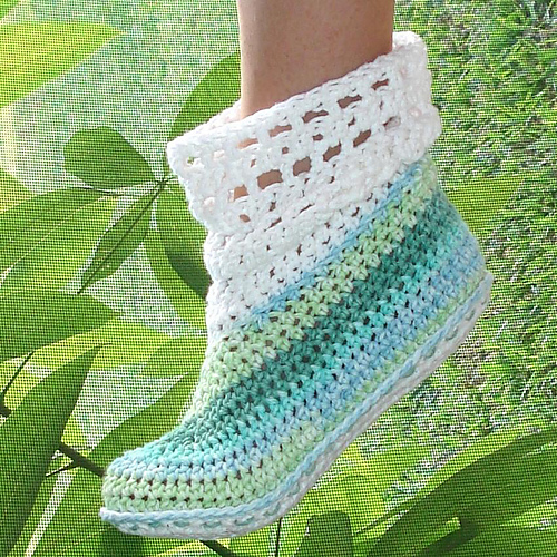 Ravelry: Cuffed booties pattern by Genevive Hunter