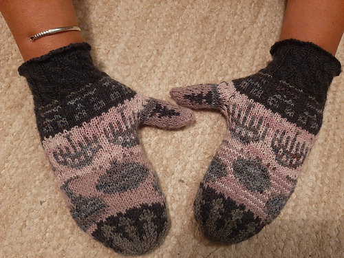 Ravelry: Spooky Park Mitts mystery KAL pattern by Hanna Kyttä