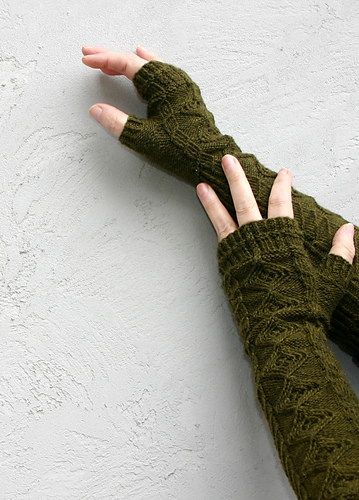 Ravelry: Eowyn's Riding Gauntlets pattern by Susan Pandorf