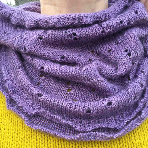 Ravelry: French cancan cowl pattern by Anu Ahoniemi
