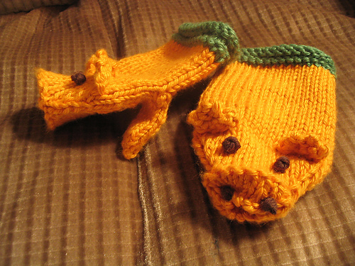 Ravelry: Piggy Mittens pattern by SpillyJane