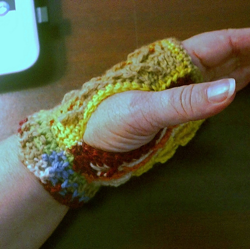 Ravelry: Falling Leaves Handwarmers pattern by Pam Daley