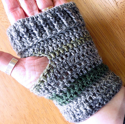 Ravelry: Keyhole Driving Gloves pattern by Pam Daley