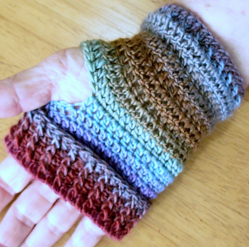 Ravelry: Keyhole Driving Gloves pattern by Pam Daley