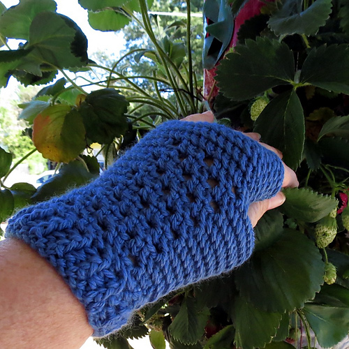 Ravelry: Checkerboard Driving Gloves pattern by Pam Daley