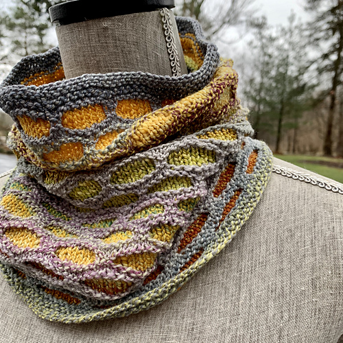 Ravelry: Lozenge Cowl pattern by Raging Wool