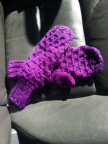 Ravelry: Honeycomb 2.0 Mittens pattern by Ruth Brasch