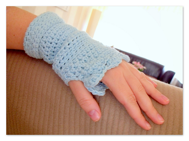 Ravelry: Easy Hobo Gloves pattern by LoopyCrochet on CrochetVille (me)