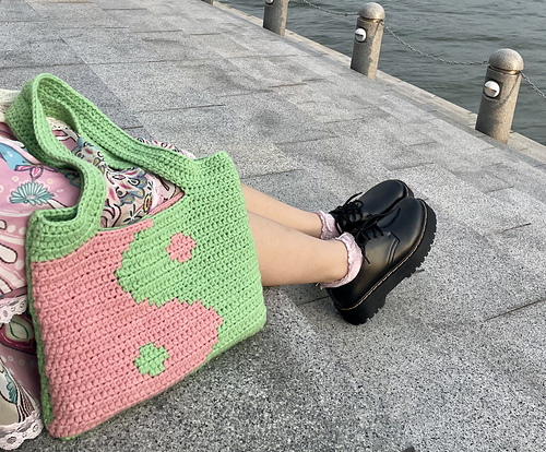 Ravelry: Yin Yang Bag pattern by Ella Hou