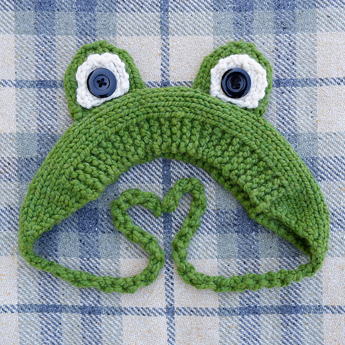 Does anyone have a pattern or tips on how to knit this frog headband ...