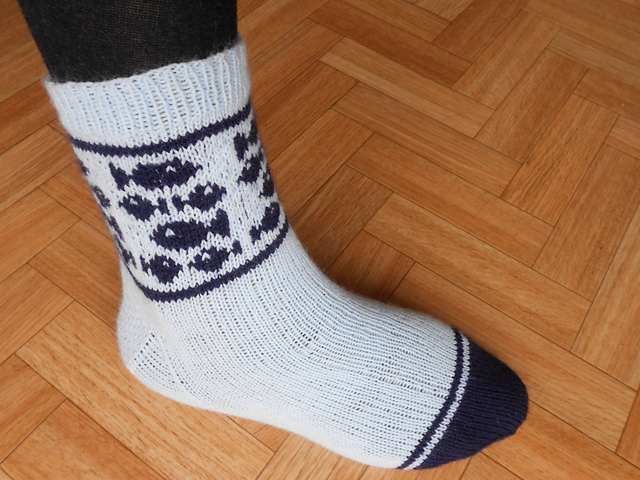 Ravelry: Sea of fish socks pattern by Lea Bronnenkant