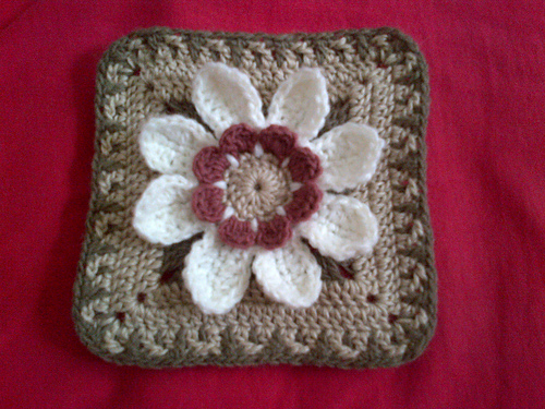 Ravelry: 8 Petals Flower Square pattern by Thata Pang