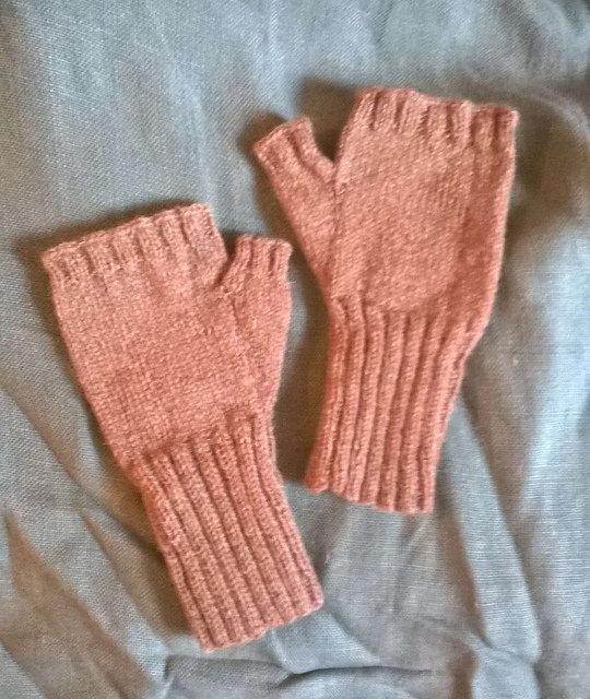 Ravelry: Fingerless Gloves or half-mittens for gunners pattern by Maud ...