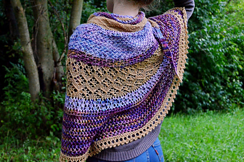Ravelry: Turas Mara Shawl pattern by Samantha Troia