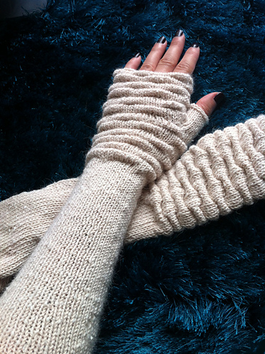 Ravelry: Pleated Arm Warmers pattern by Kristina McGowan
