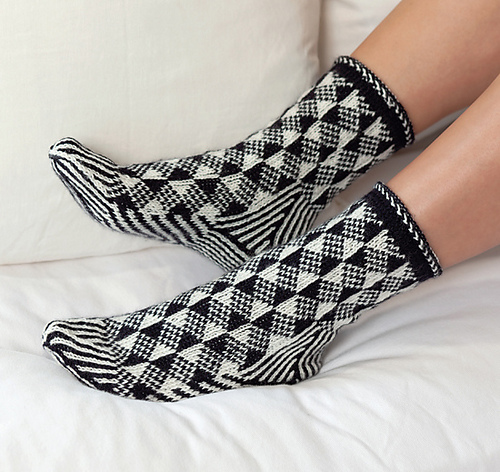 Ravelry: Optical Illusion Socks pattern by Laura Farson