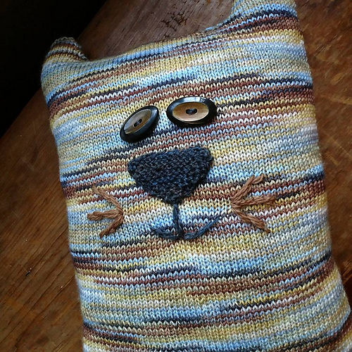 Ravelry: Cat Cushion pattern by Sue Speechley