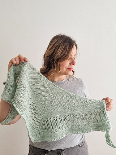 Ravelry: Tiny shells shawl pattern by Sari Nordlund