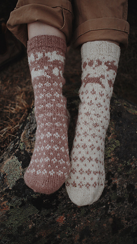 Ravelry: moonbun socks pattern by saskie&co