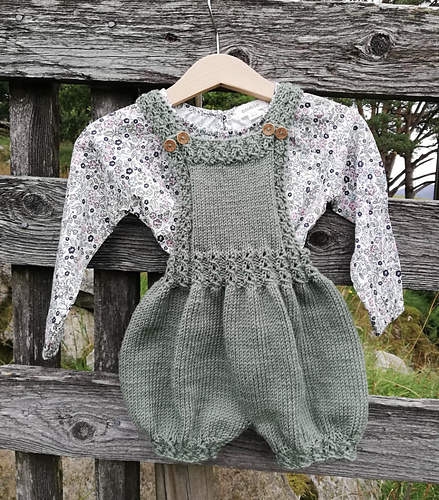 Ravelry: Småfletteromper / Mock Cable Romper pattern by scandiknit