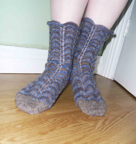 Ravelry: Feather 'n Fan Socks pattern by Patons