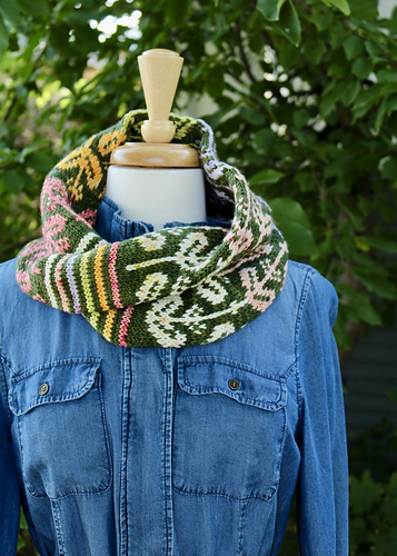 Ravelry: Scandi Bloom DK Weight Cowl pattern by Heather Best