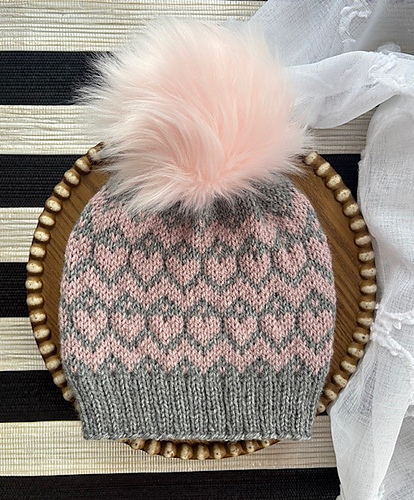 Ravelry: Amor Amor Hat pattern by Azahar Knits