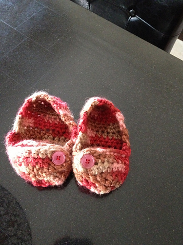 Ravelry: Cross Over Toe Baby Ballet Slippers pattern by Laura Hooker