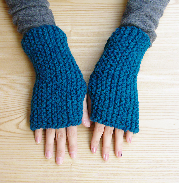 Ravelry: Simple Hand Warmer for Beginners pattern by Teresa Yoon