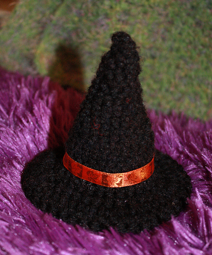 Ravelry: Mini Witches Hat pattern by stephanie jennings