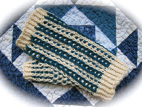 Ravelry: Gilly Bean Mitts pattern by Paula McKeever