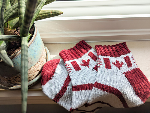 Ravelry: Elbows Up Shorty Socks pattern by Alexandra Methé