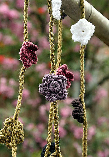 Ravelry: Crochet Daisy Chain Necklace pattern by Suzie Fry