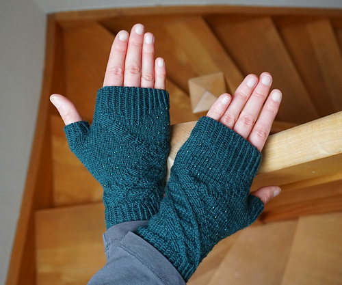 Ravelry: Winding Stairway Mitts pattern by Sabine Kastner