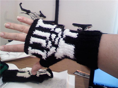 Ravelry: Munecas Skeleton Fingerless Gloves pattern by Led Zyppin