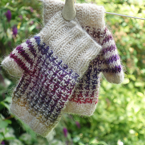 Ravelry: Knitty Bitty mitts pattern by Susan Ashcroft