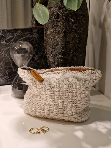 Ravelry: Ezza pouch pattern by StrikkeUlla