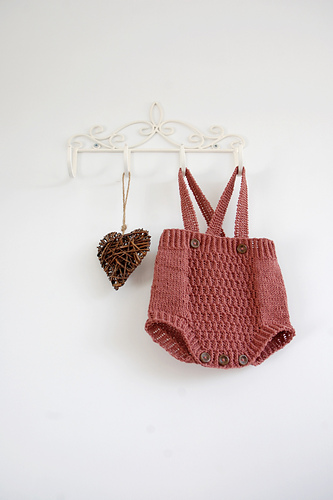 Ravelry: Nyfødt romper med knepping pattern by tiddelibom