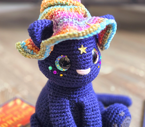 Ravelry: witch cat pattern by Carolyne Brodie