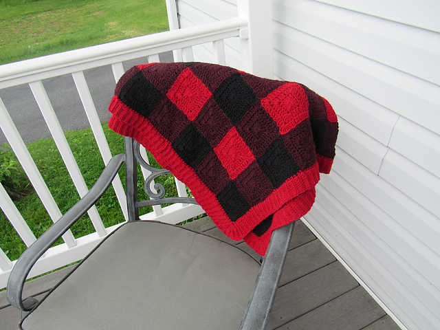 Ravelry: takdpm's Buffalo Check solid granny square baby blanket