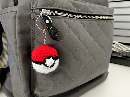 Ravelry: Pokemon ball keychain pattern by Gstore