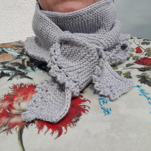 Ravelry: 253-33 Fern Valley Scarf pattern by DROPS design