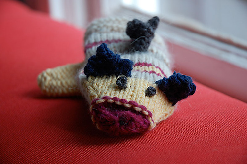 Ravelry: Piggy Mittens pattern by SpillyJane