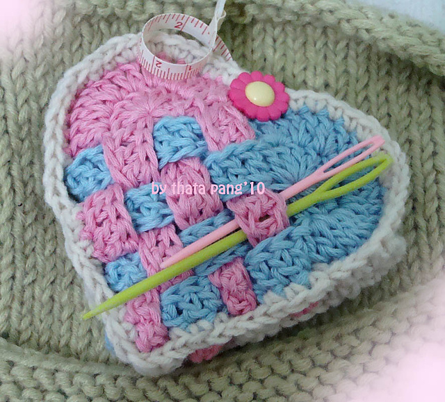 Ravelry: Valentine Basket Wave Sachet pattern by Thata Pang