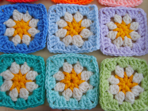 Ravelry: Cream Flower Granny Square/rug pattern by Sue Pinner