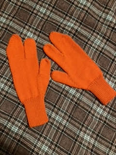 Ravelry: Huntsman Trigger Mittens pattern by Jessie Bright