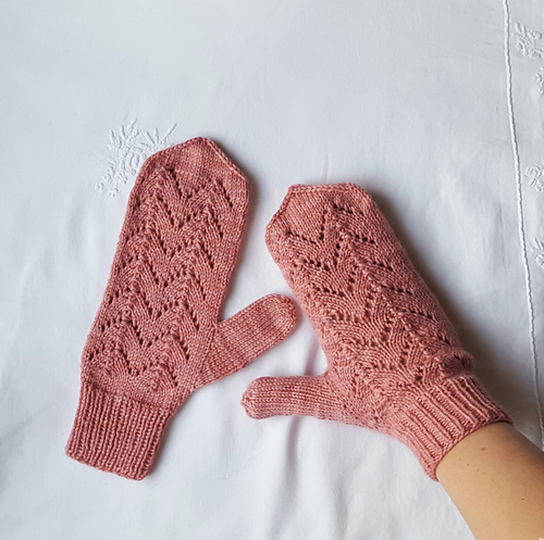Ravelry: Simple Autumn Mittens pattern by Halldora J
